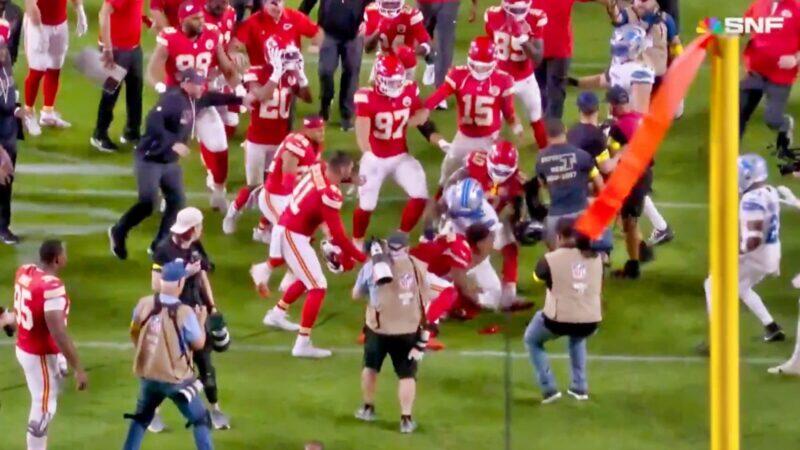 SNF Postgame Brawl – Patrick Mahomes Ends Up At The Bottom Of Pile As ...