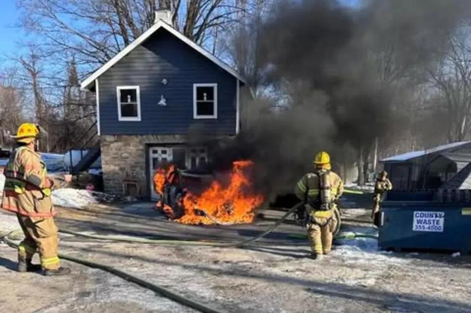 Multi-Agency Response to Enormous Car Fire in Newburgh - NewsBreak