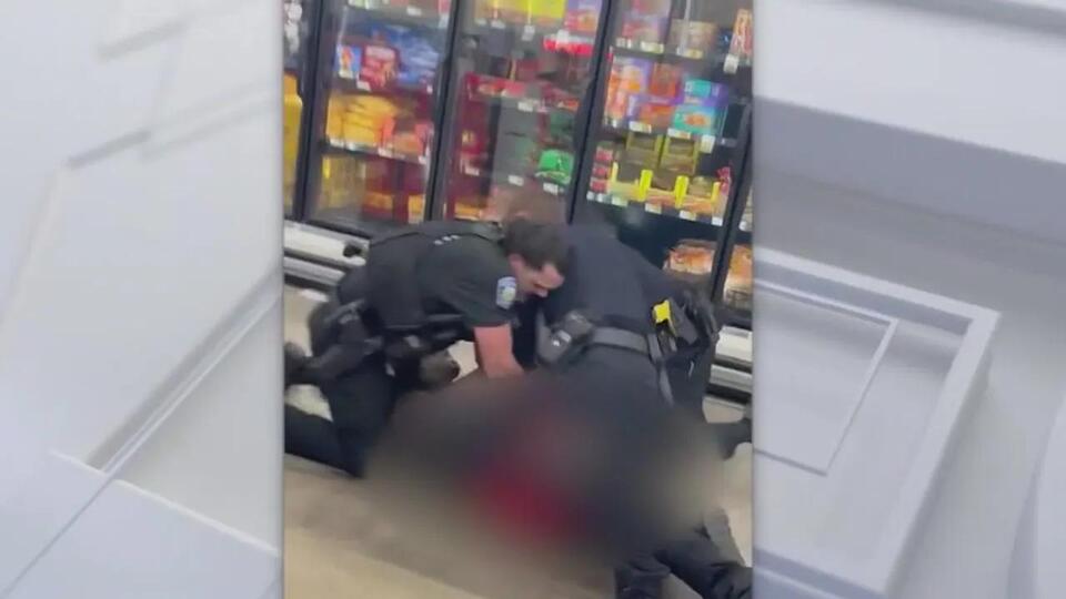 Officer throws punches during grocery store arrest - NewsBreak