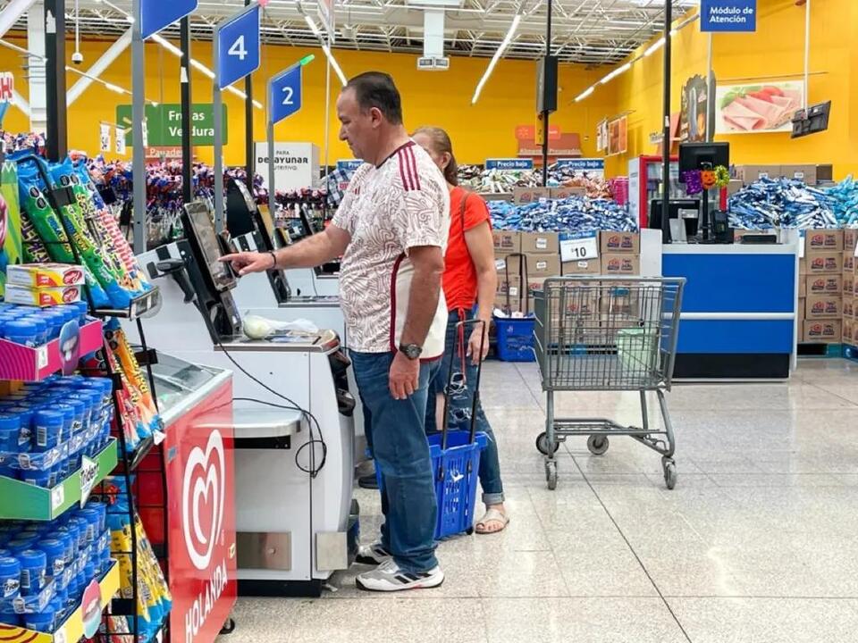 Walmart Employees Issue Warning to Shoppers About Self-Checkout - NewsBreak