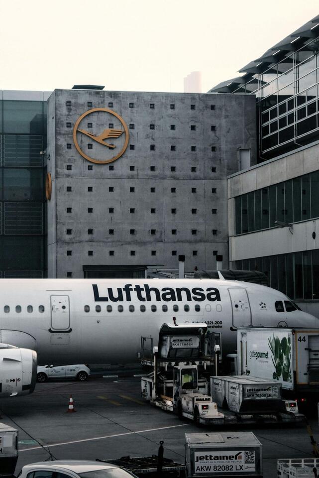 9 Flight Upgrade Secrets That Frequent Flyers Use That Airlines Quietly ...