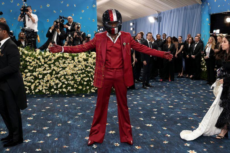 Actor turns up to Met Gala in F1 helmet and then people realise who it ...