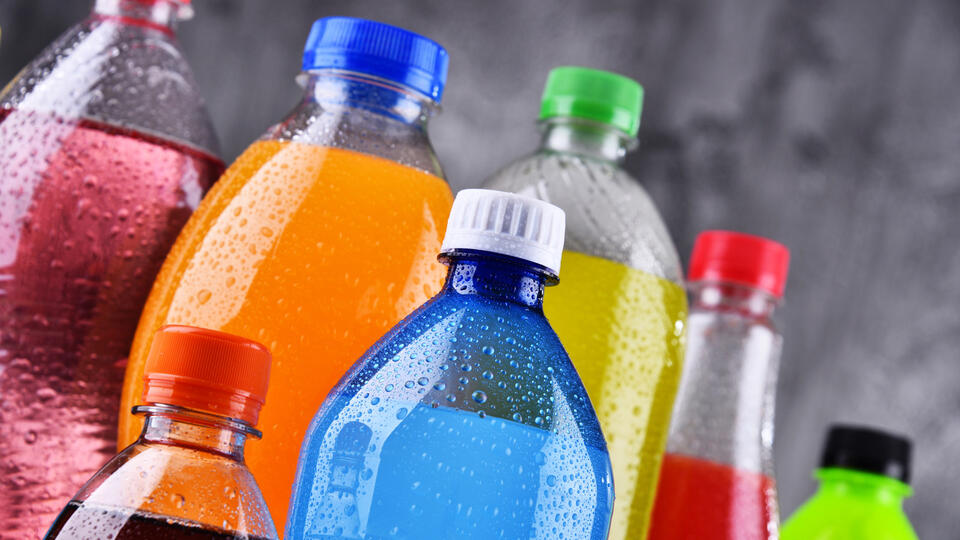 This Viral Hack To Keep 2-Liter Soda Fizzy Doesn't Really Work — Here's ...