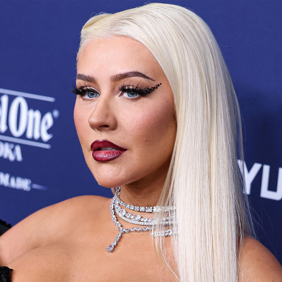 Christina Aguilera Sports A Royal Blue Suit On Instagram - NewsBreak