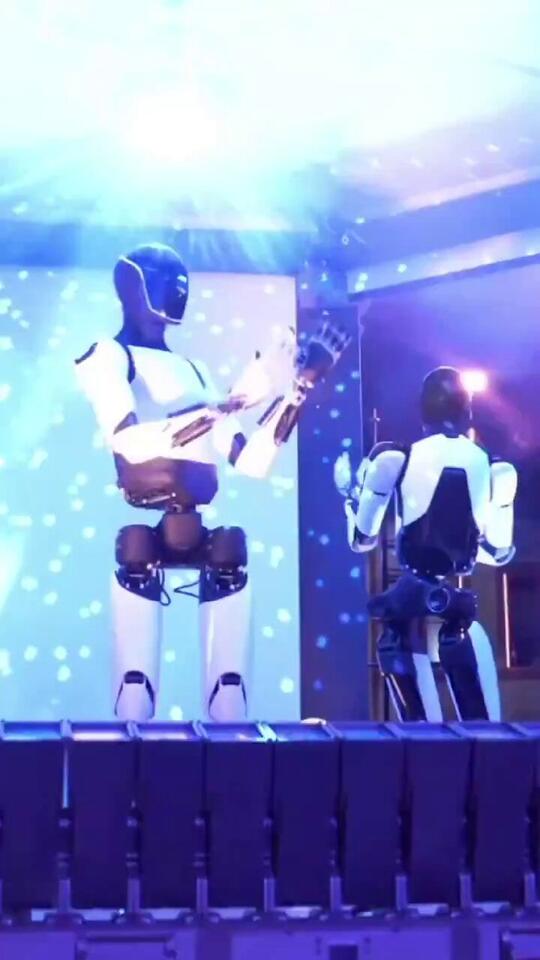 Tesla Optimus bots dancing during the Robotaxi event today - NewsBreak