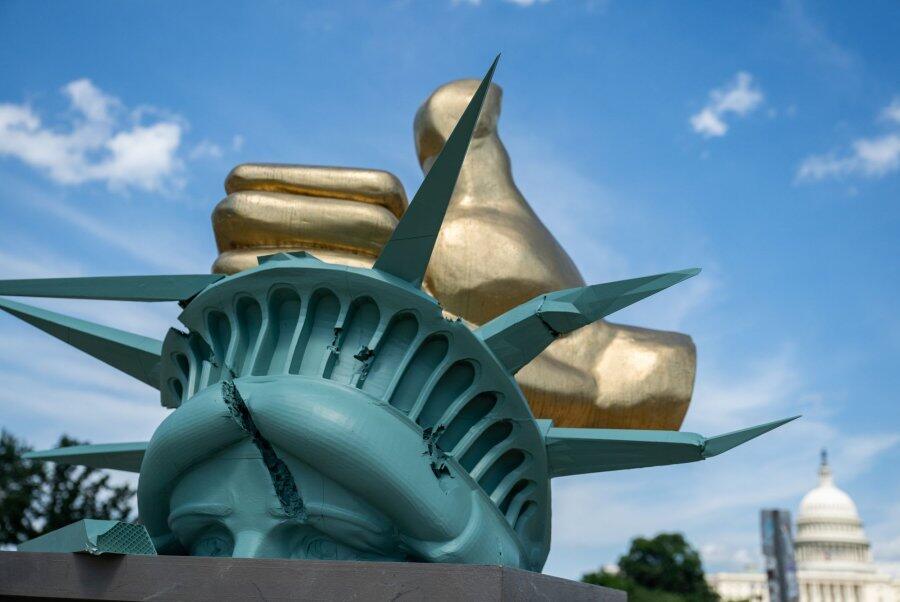 'Dictator Approved' statue at National Mall takes aim at President ...