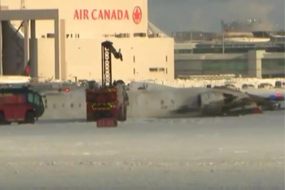Delta Flight Crashes on Landing in Toronto, Plane Flips Upside Down ...