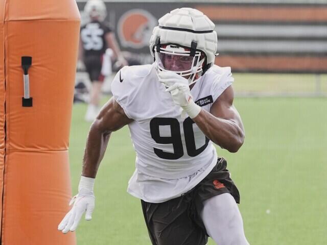 Browns trading DE Joe Tryon-Shoyinka to Bears - NewsBreak