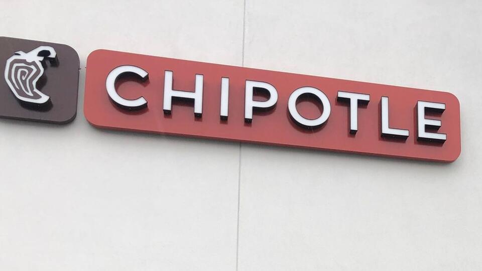 Video shows DC Chipotle customer making own bowl behind counter ...