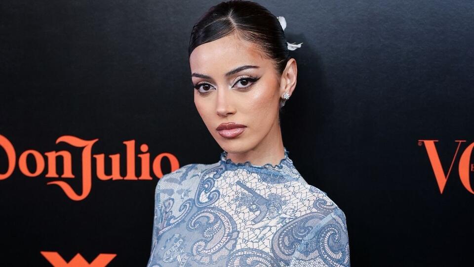 Video: Cindy Kimberly Glows in White Lace Cami Top - NewsBreak