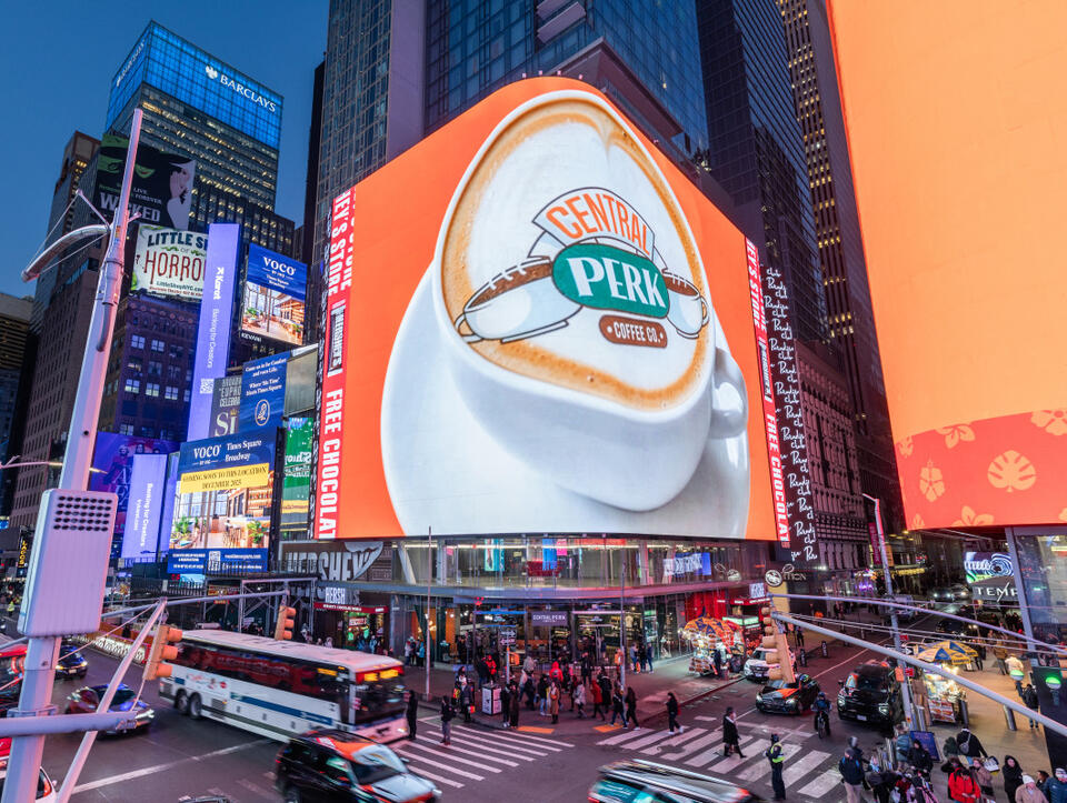 'Friends'-Inspired Central Perk Coffeehouse Officially Opens in NYC ...