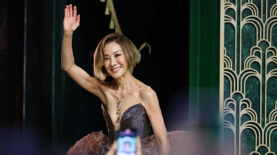Michelle Yeoh Debuts Shocking Hair Transformation at ‘Wicked’ Premiere ...
