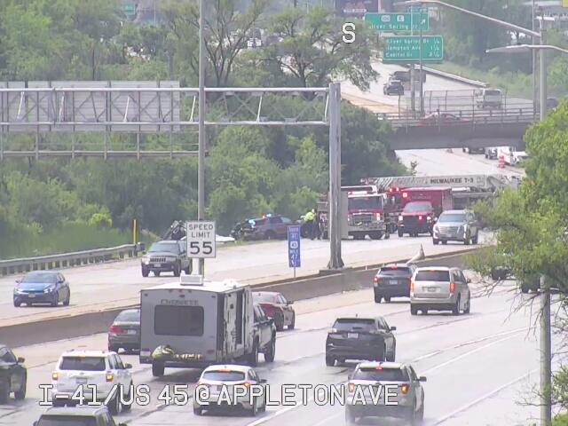 Vehicle hits a MCSO squad car due to heavy rain on I-41/45 at Silver ...