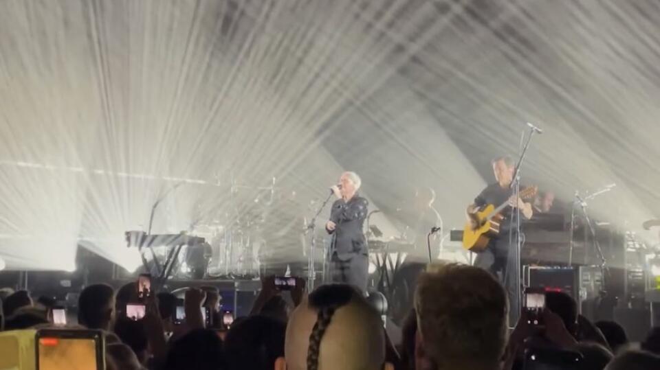 Watch Massive Attack bring out Elizabeth Fraser to sing "Song to the ...