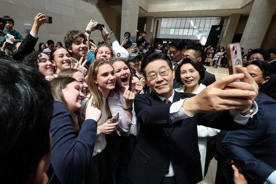 Number of foreign residents in S. Korea nears 1.7 mln in 2025 - NewsBreak