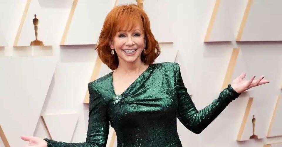 Reba McEntire Leaves Fans Shocked As She Shows Off Natural Hair - NewsBreak