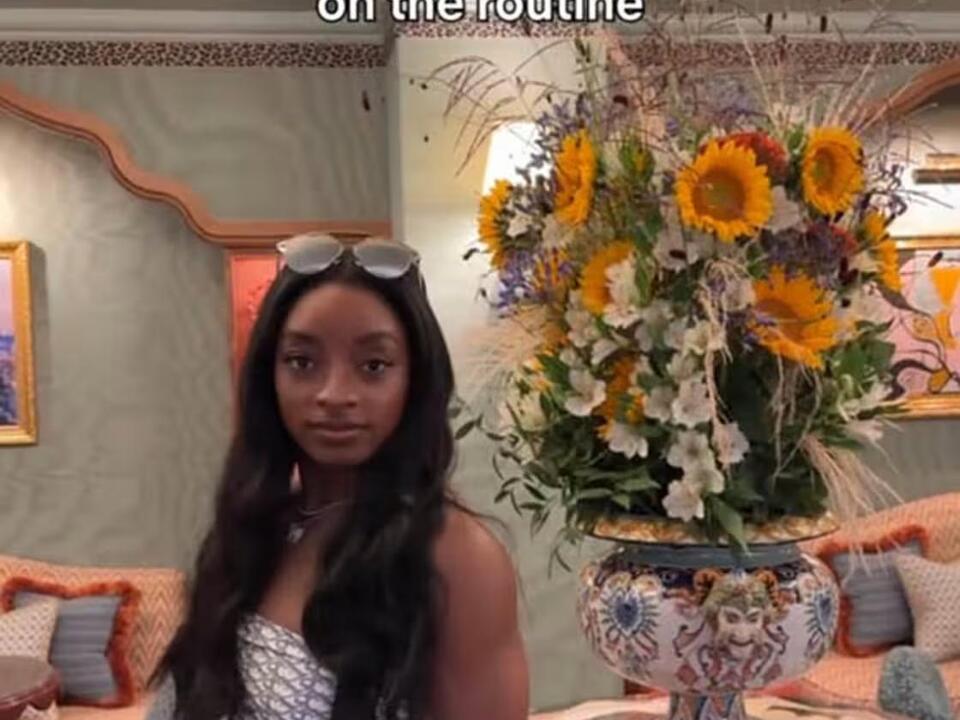 Simone Biles re-creates, and makes fun of, her own viral stare from the ...