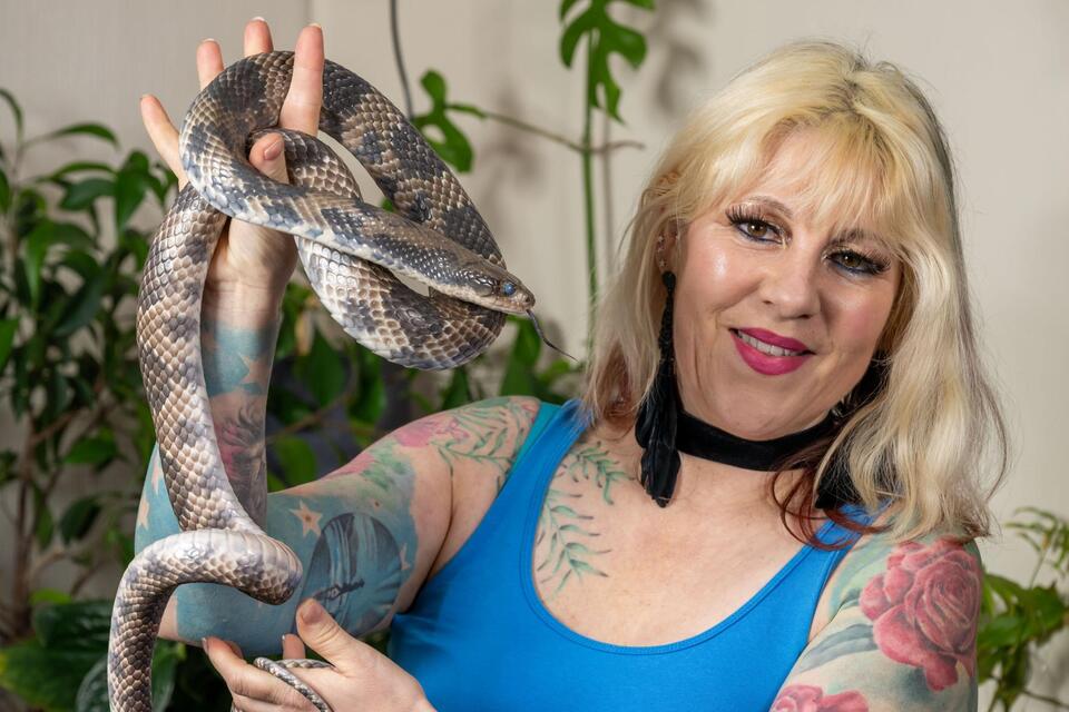 Woman’s became pro snake catcher despite allergy to snake venom - NewsBreak
