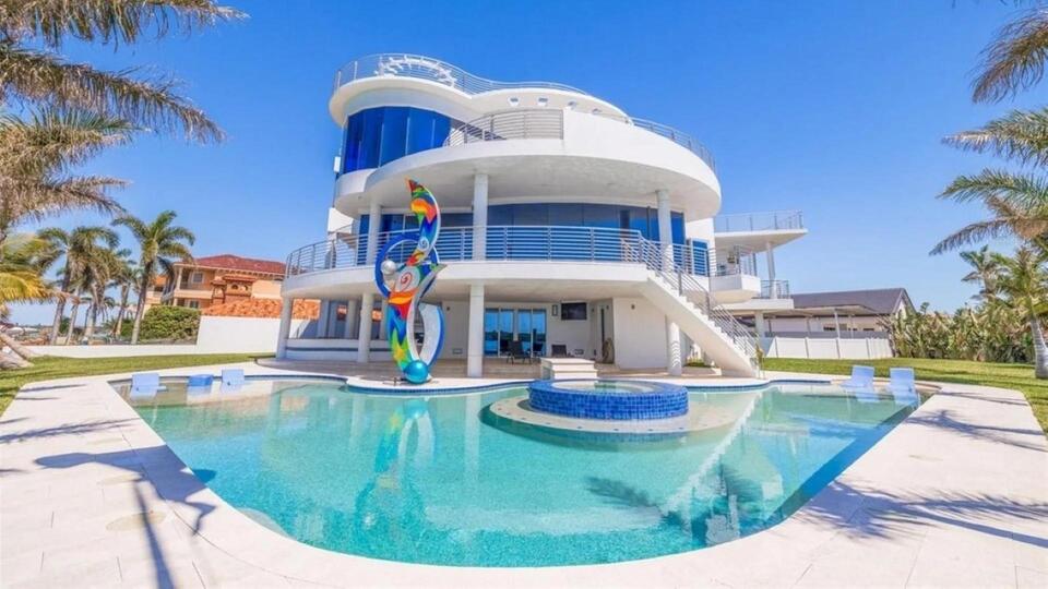 Tour this Ultra-Modern Waterfront Smart Home in Treasure Island ...