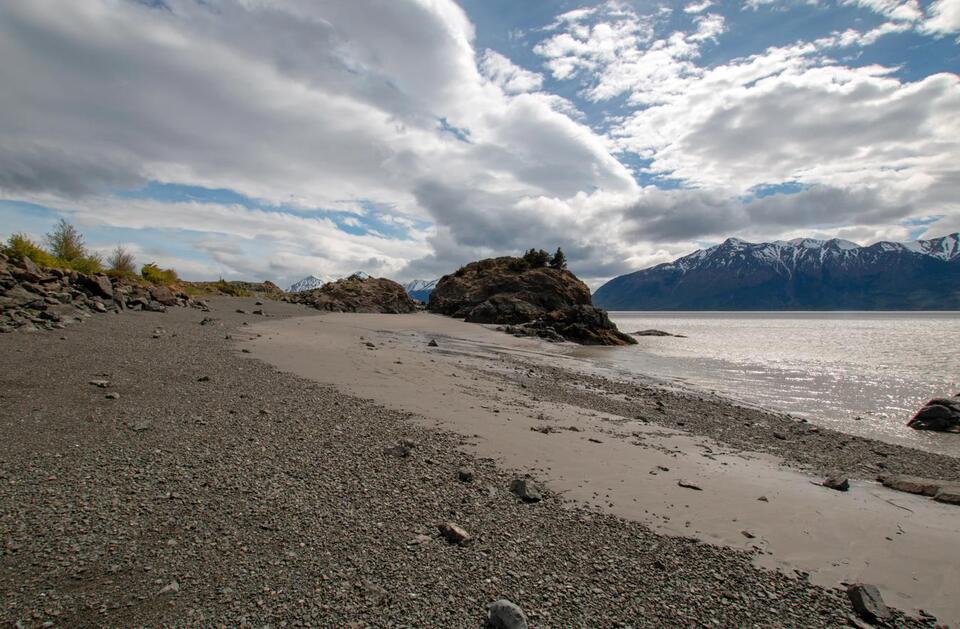 Lake Bluff man dies in Alaska after getting stuck in tidal mud flats ...
