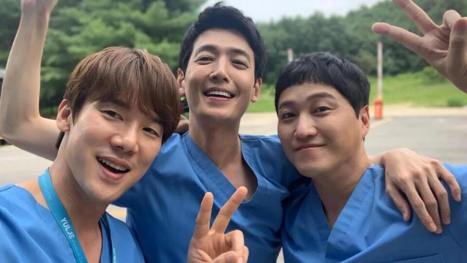 Jang Kyung-ho reunites with his Hospital Playlist co-star for his ...
