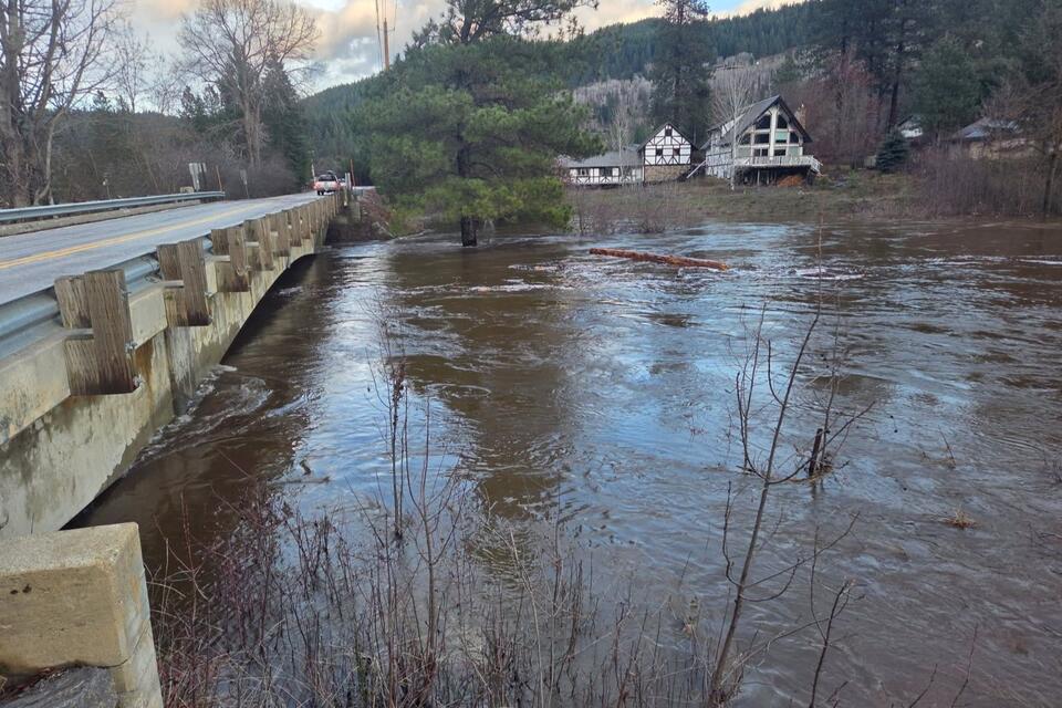 Icicle River Flooding Closes East Leavenworth Road Bridge - NewsBreak
