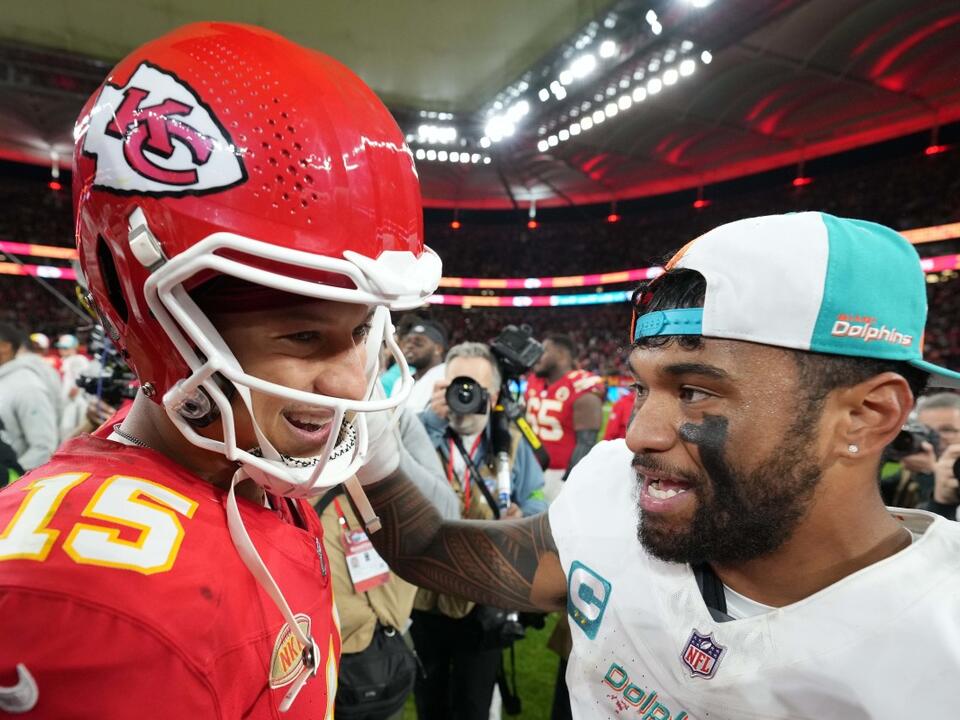 Mahomes Sends Message to Tua After Scary Concussion