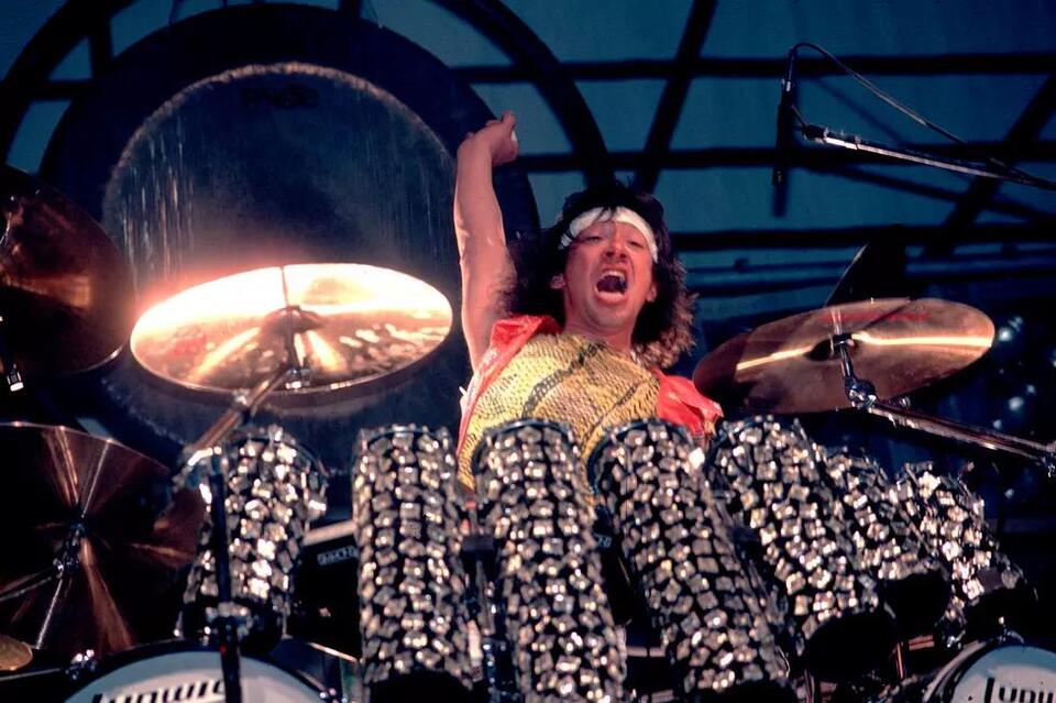 When Alex Van Halen’s Arm Caught Fire, but Roadie Wouldn’t Help - NewsBreak