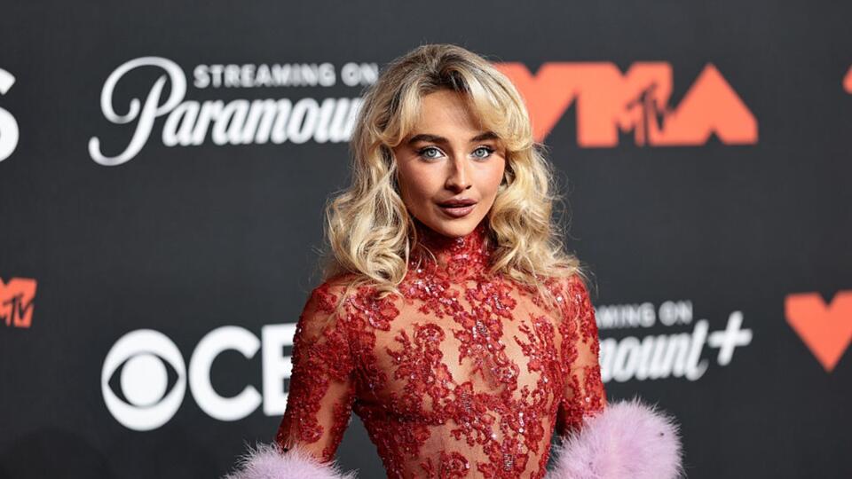 Sabrina Carpenter’s Red Dior Micro Minidress Dominates Coachella Stage ...