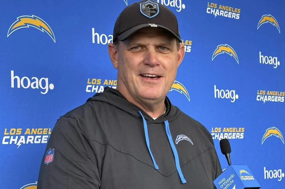 Interim coach Giff Smith keeping Chargers focused on final 3 games of ...