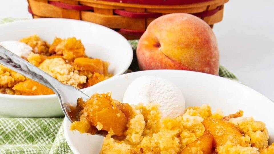 The Lazy Southern Peach Cobbler Trick You’ll Love - NewsBreak