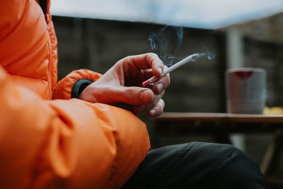 CDC report finds US smoking rate continues to plummet as vape use rises ...