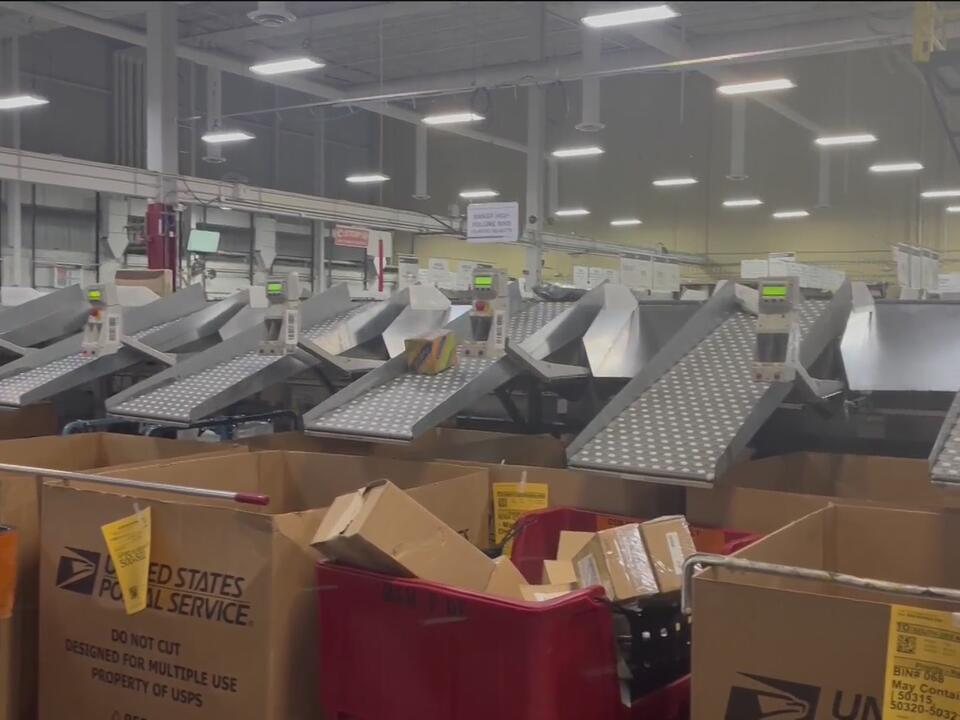Metro USPS workers making sure holiday packages arrive on time