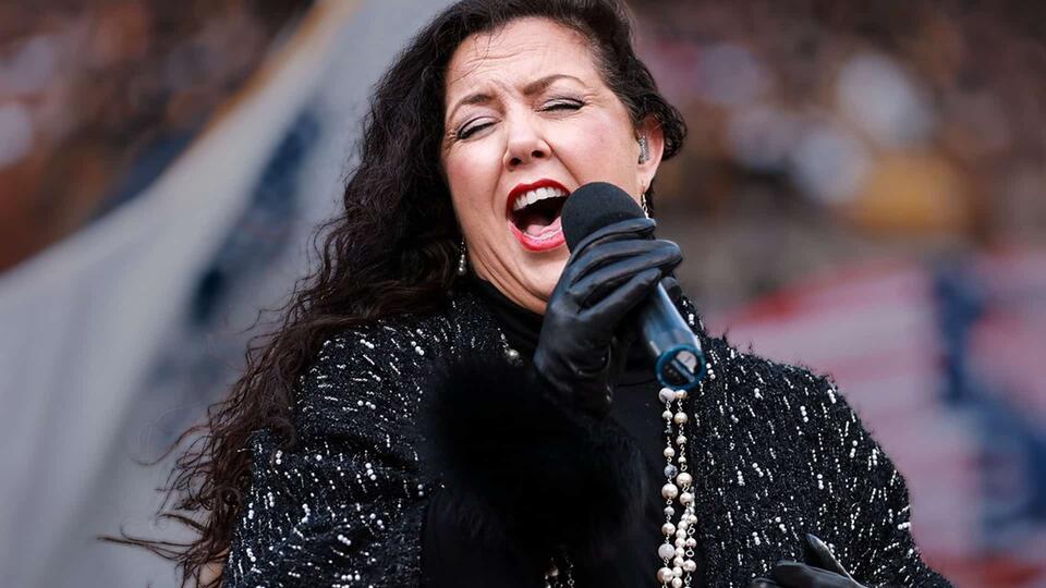 Toby Keith’s Daughter Took the NFL Stage to Honor Him at the Steelers ...