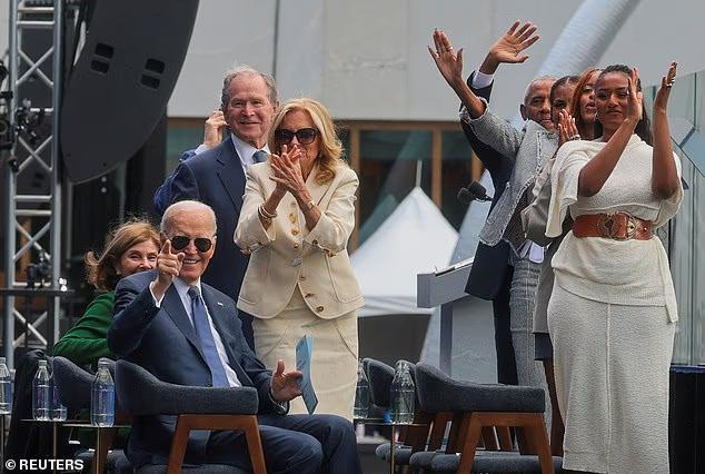 Bill Clinton's VERY cozy moment with Michelle while Hillary looks other ...