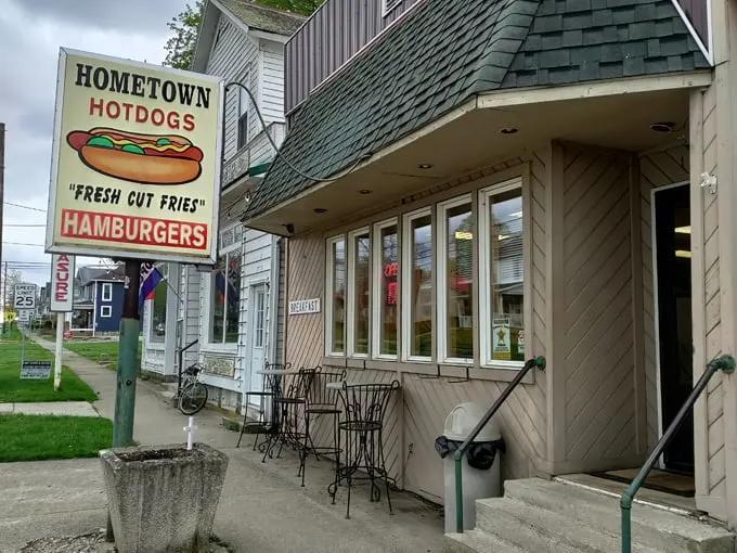 This No-Frills Restaurant Has Been Whipping Up The Best Chili Dogs In ...