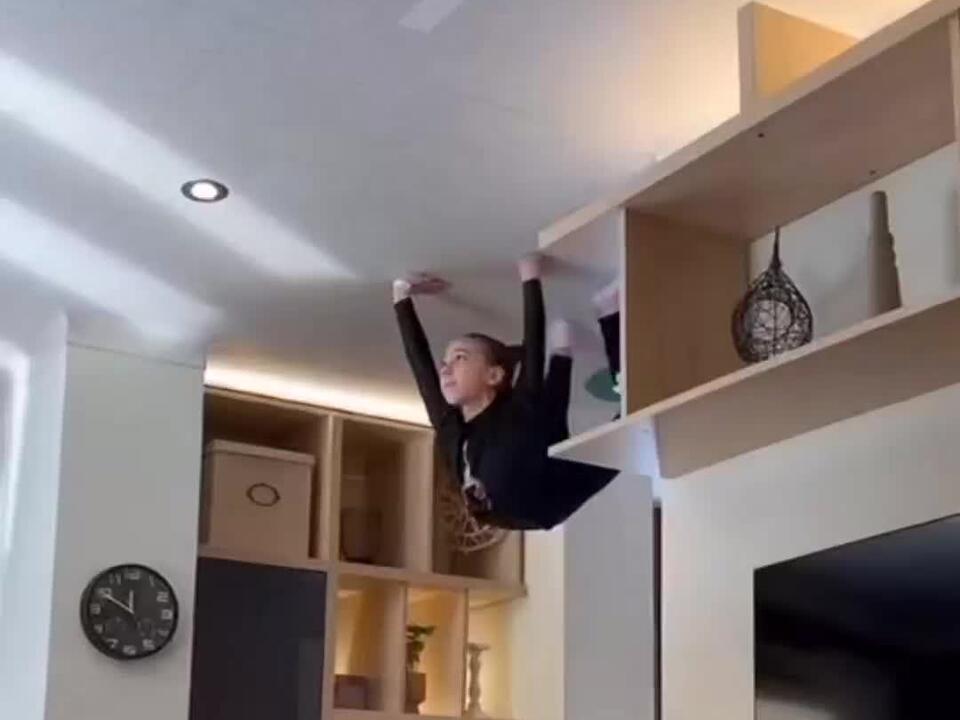 Twin girls climb on the ceiling like spiders 🕷 😳