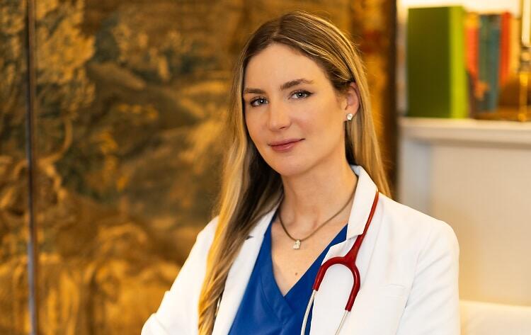 An It Girl Doctor? Amanda Kahn Weighs In On Everything From Botox To ...