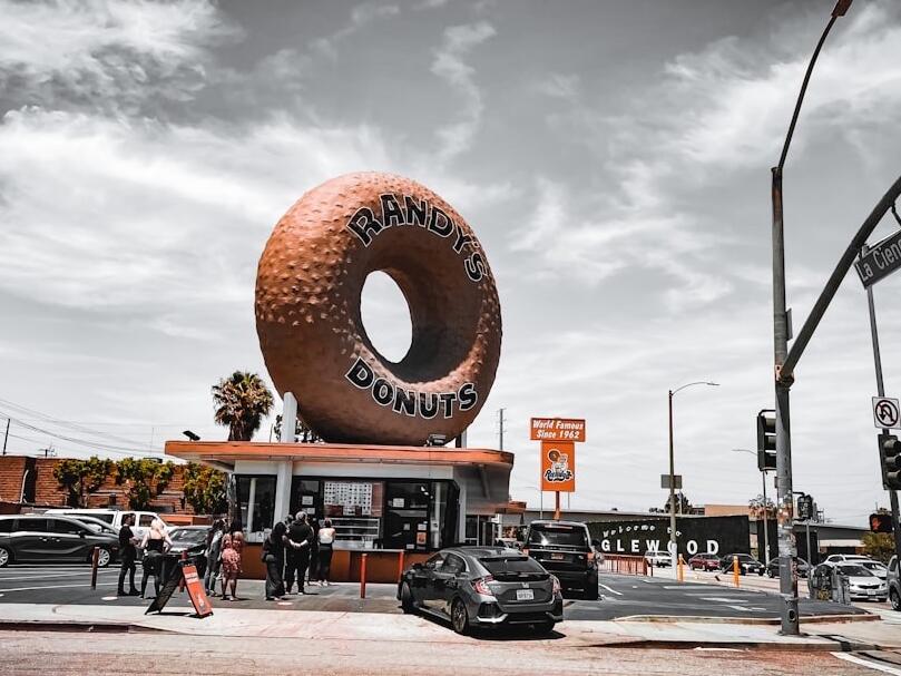 Legendary California donut chain opens seven new stores, including in ...