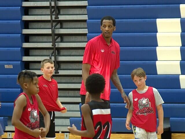 Bingham Jr. provides smiles and a role model with youth basketball camp ...