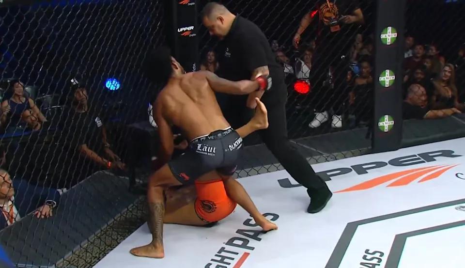 Worst stoppage of 2025? Referee fails to save defenseless fighter after ...