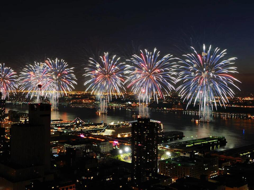 Here are ten mesmerizing photos of the July 4th fireworks in NYC
