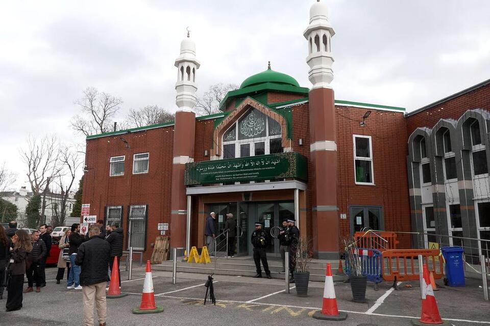 Man who took axe into mosque had zip ties and balaclava, court hears ...