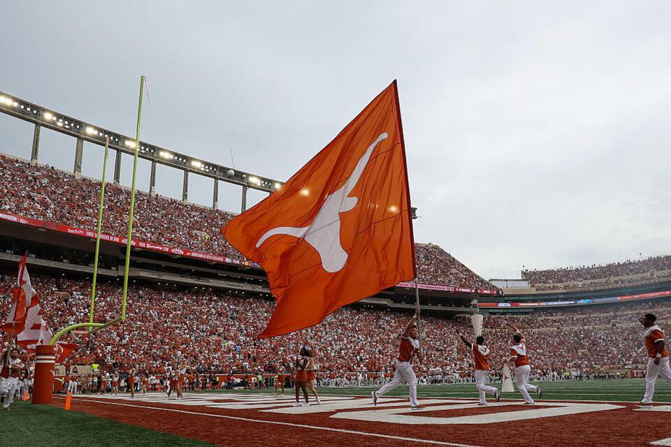Legendary college football running back dies at 79 - NewsBreak