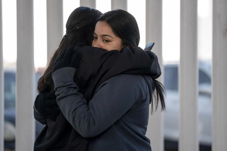 13 hilarious memes for huggers to celebrate National Hug Day - NewsBreak