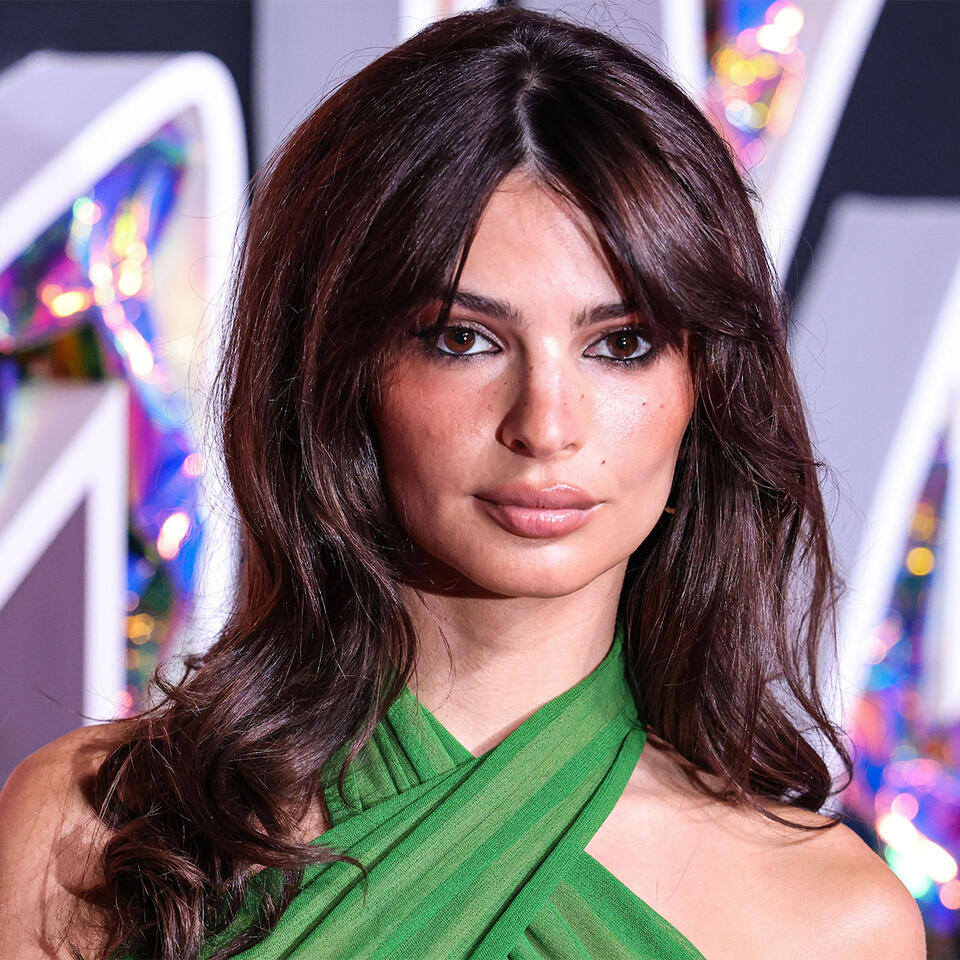 Emily Ratajkowski Steps Out In A Figure-Hugging Mini Dress For Flirty ...
