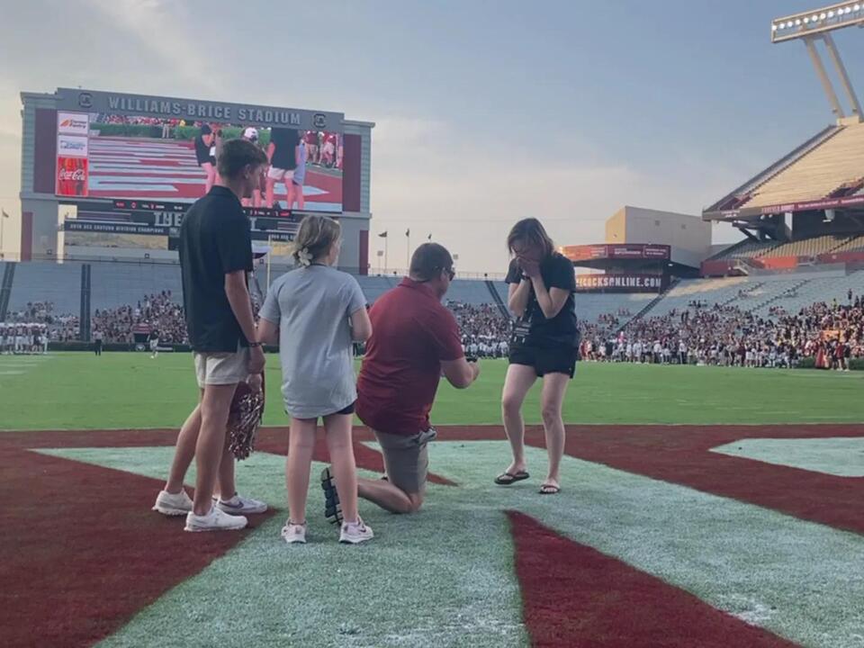 Gamecock fan surprises with proposal at South Carolina spring game