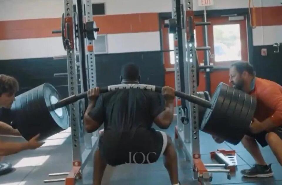 Browns RB Nick Chubb Looks Cartoonishly Strong Squatting Over 500 ...