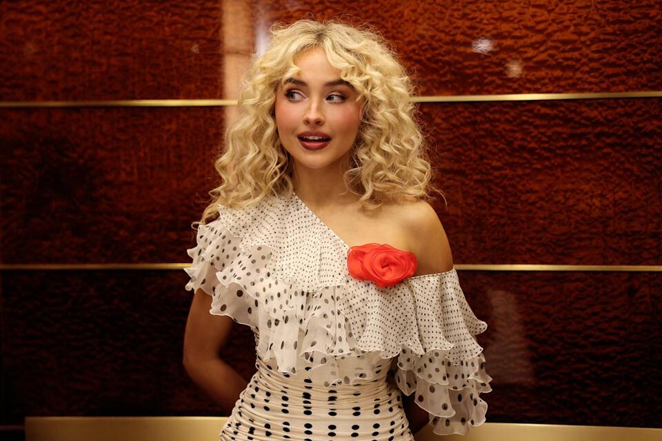 Sabrina Carpenter just wore a bustier and micro shorts — but we can't ...