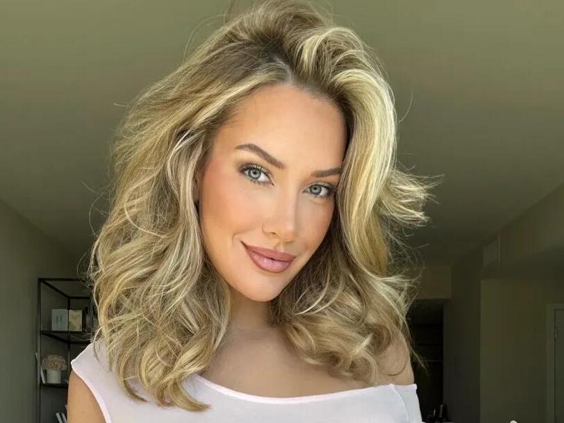 Paige Spiranac urges golf fans to 'come pin me up against your wall'